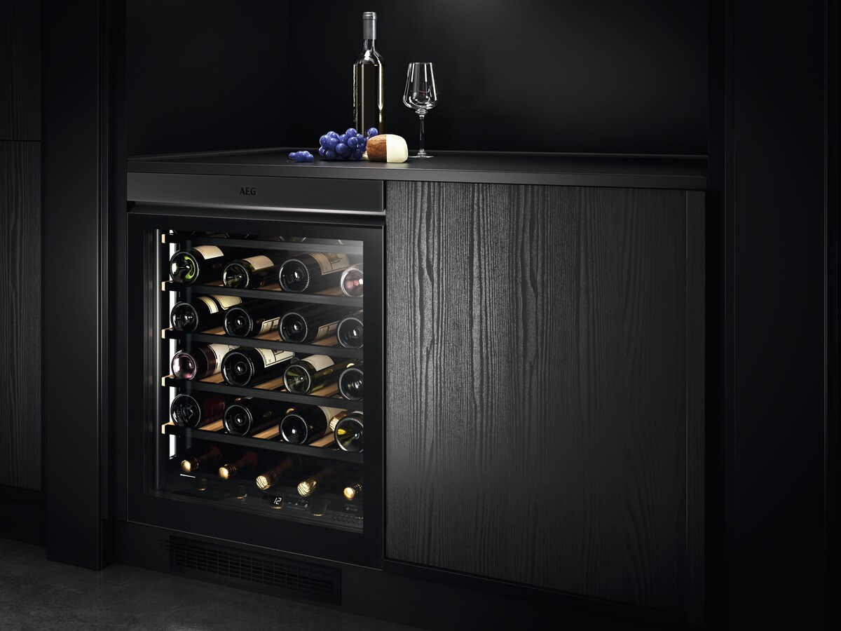 aeg AWUD040B8B vestavná vinotéka